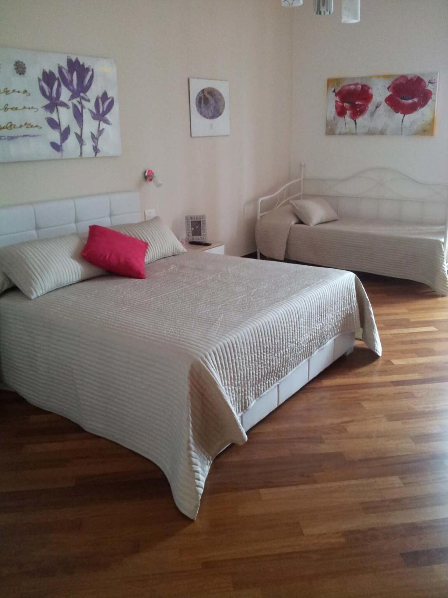 Roupas de cama premium, escrivaninha, ferros/tábuas de passar roupa