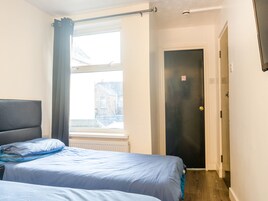 Quarto Twin Standard, 2 camas individuais | 1 quarto, secretária, secretária adequada para computadores portáteis 