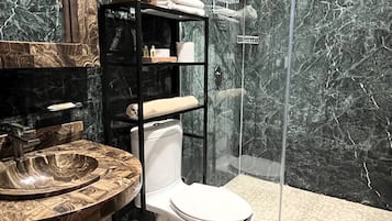 Suite Executiva, 1 cama king-size (Toledo) | Casa de banho | Artigos de higiene pessoal grátis, um secador de cabelo