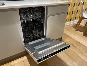 Apartamento Básico, 2 quartos, acessível (3New) | Cozinha privada | Um frigorífico/congelador grande, um micro-ondas, um forno 