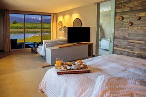 Edredons de pluma, frigobar, cofres nos quartos, escrivaninha