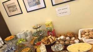 Disposição de café da manhã em buffet com diversos alimentos e aviso de que não é permitido levar nada.