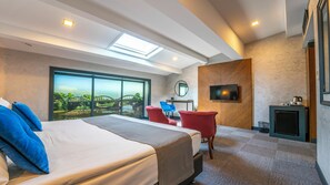 Quarto Deluxe | Minibar, cofre com capacidade para portátil, secretária 