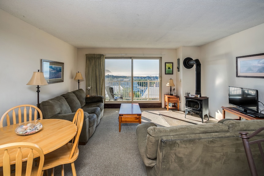 G643 1 Bedroom 2nd Floor Pet Friendly No Cleaning Fees - Gearhart, OR