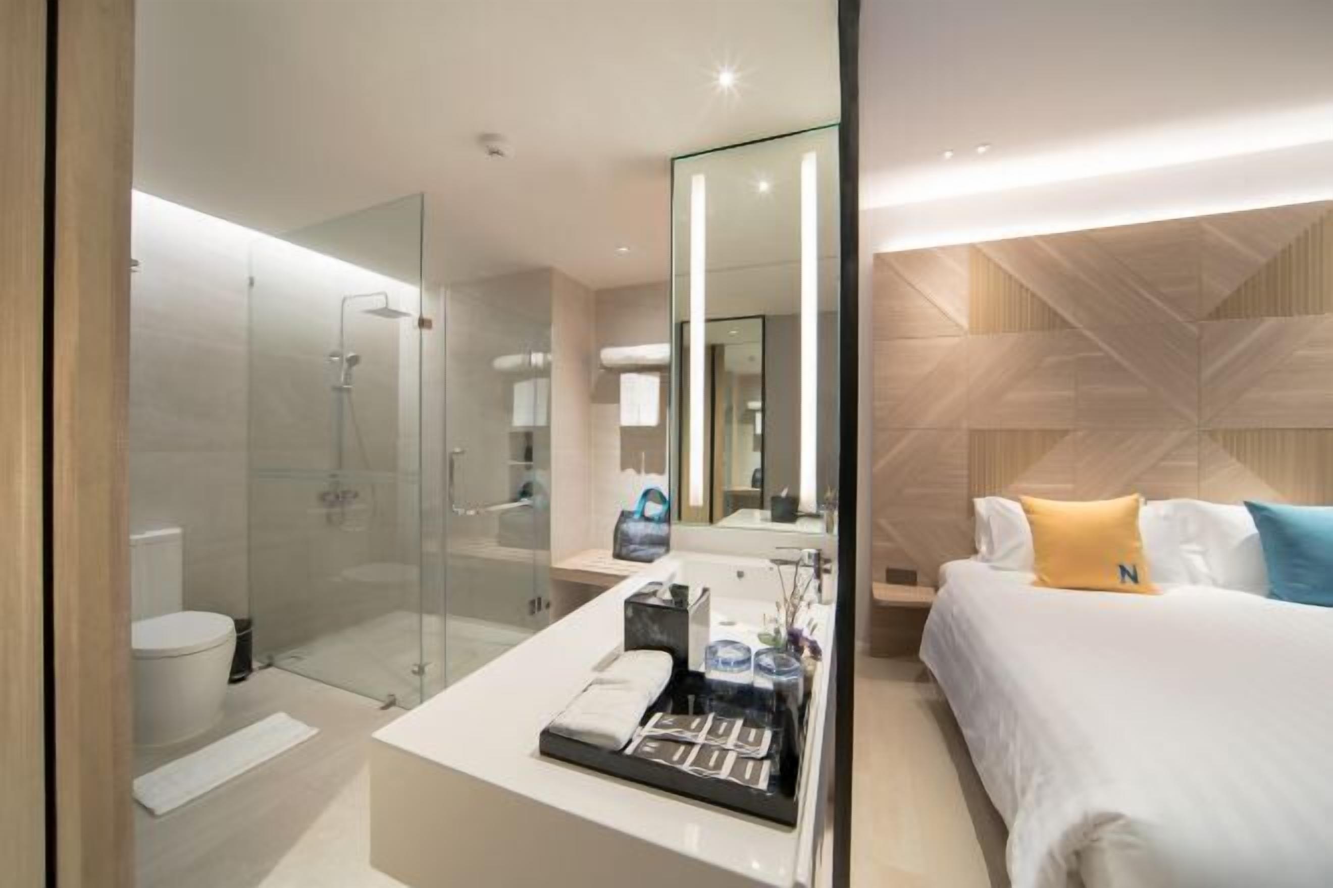 Frigobar, cofres nos quartos, escrivaninha