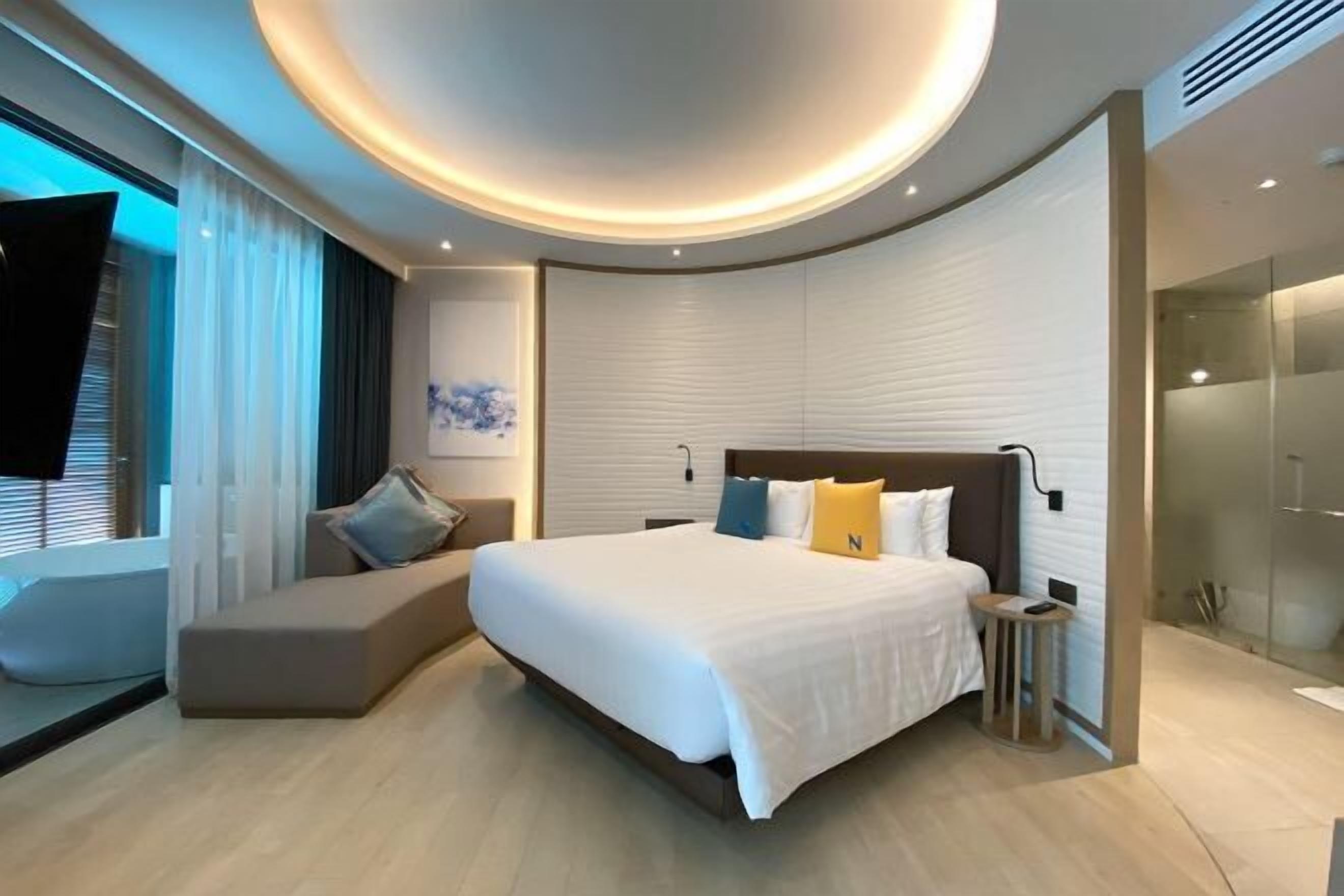 Frigobar, cofres nos quartos, escrivaninha