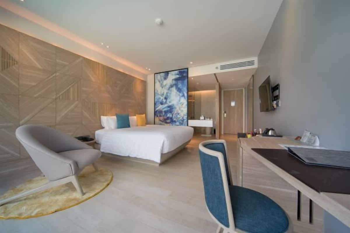 Frigobar, cofres nos quartos, escrivaninha