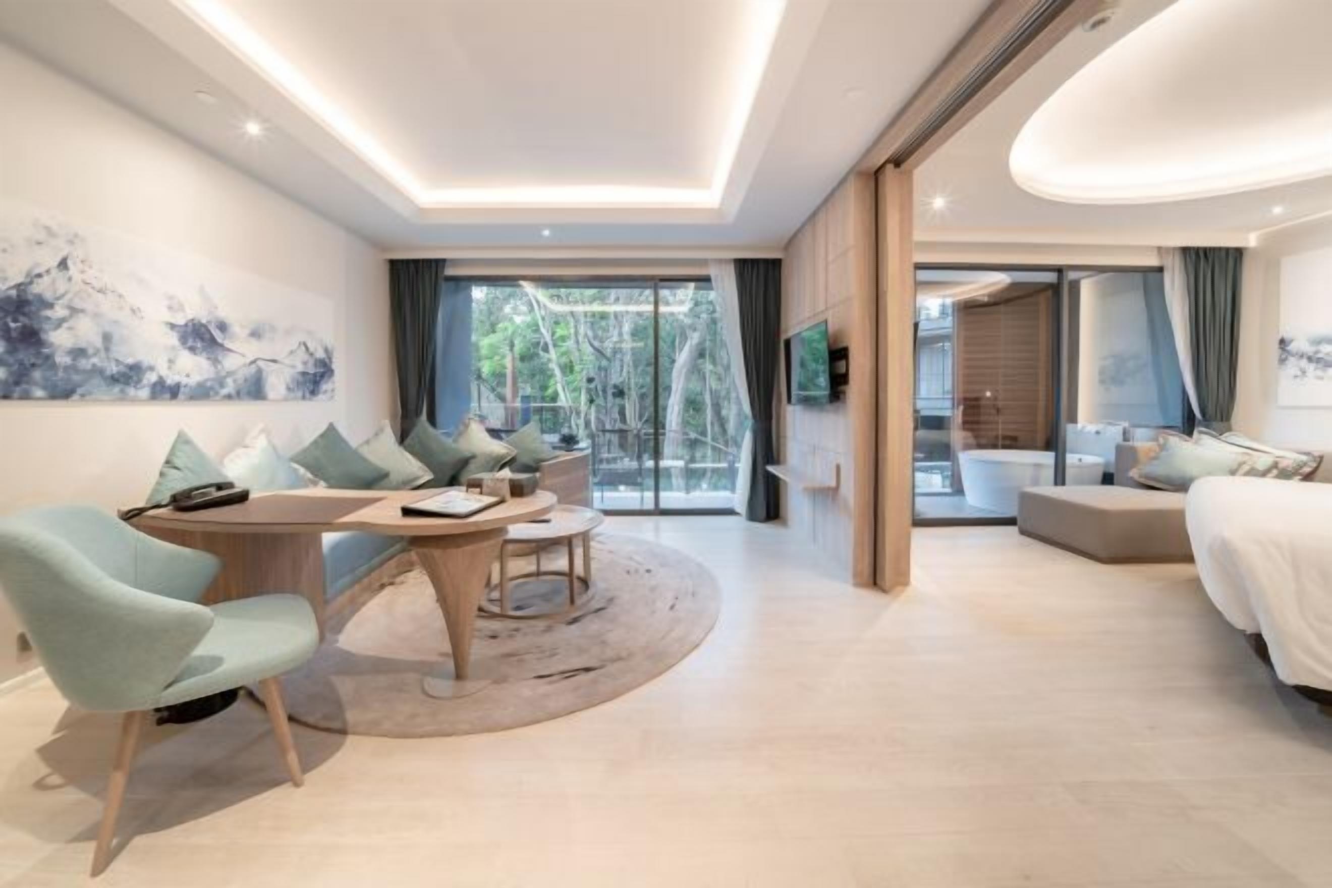 Frigobar, cofres nos quartos, escrivaninha