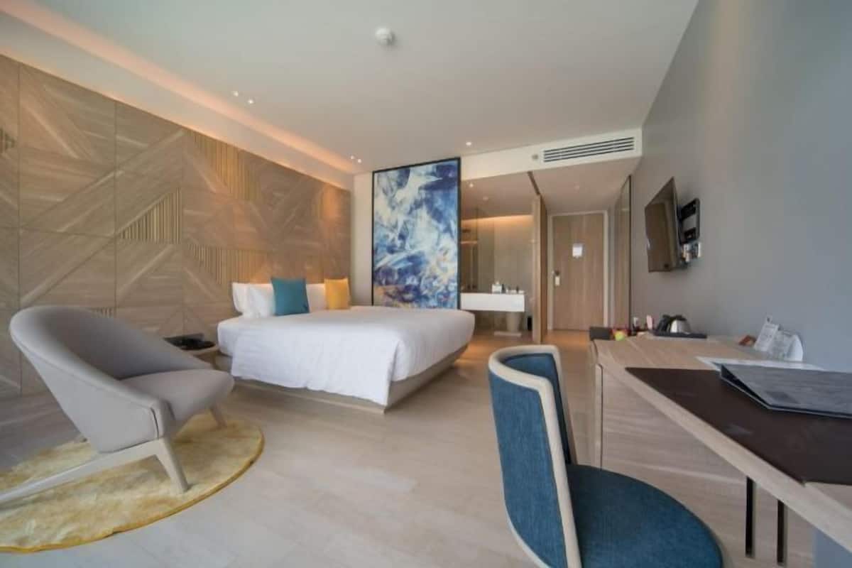 Frigobar, cofres nos quartos, escrivaninha