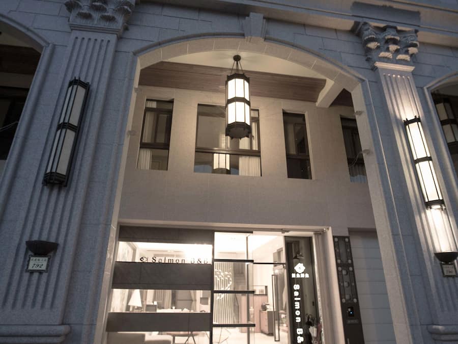 Fachada do alojamento (tarde/noite)