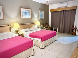 Quarto Triplo Deluxe | Roupa de alta qualidade, minibar, cofre no quarto, Wi-fi grátis