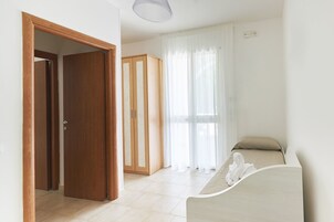 Minibar, cofre no quarto, secretária, roupa de cama fornecida 