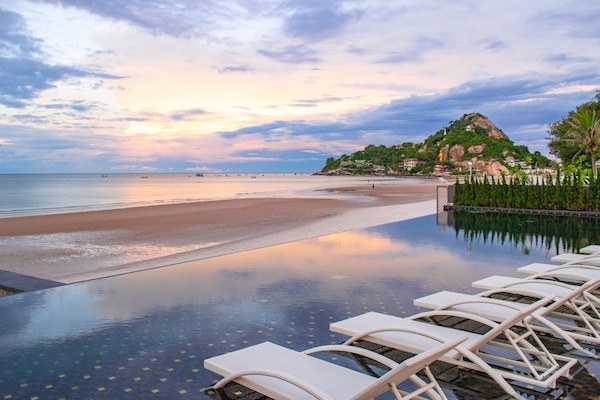 Piscina externa, espreguiçadeiras