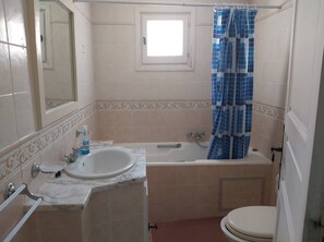 Apartamento | Casa de banho | Uma combinação polibã/banheira, artigos de higiene pessoal grátis 