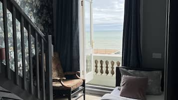 Quarto Triplo Premium, casa de banho anexa, vista para o mar | Vista da varanda