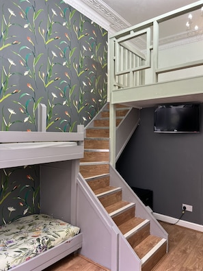 Quarto quádruplo clássico, suíte (Roof garden) | Individualmente decorados, individualmente mobiliados, escrivaninha