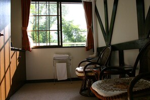 Quarto Triplo Deluxe, 3 camas individuais, não fumadores, vista para a montanha | Edredões de penas, minibar, secretária 