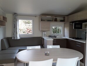 Casa Móvel (Flores) | Kitchenette privada | Um frigorífico, um micro-ondas, uma chaleira elétrica 