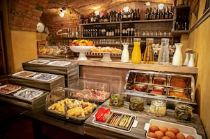 Café da manhã com buffet todos os dias (EUR 12 por pessoa)