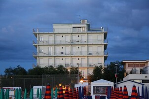 Fachada do alojamento (tarde/noite)