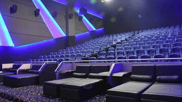 Um teatro com fileiras de assentos e um palco.