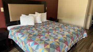 Quarto Standard, 1 cama king-size, não fumadores | Secretária, Wi-fi grátis