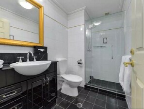 Estúdio, 1 cama Queen | Banheiro | Secador de cabelo, toalhas de banho, sabonete, papel higiênico