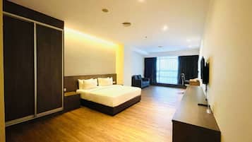 Suite-Estúdio Deluxe | Minibar, cofre no quarto, secretária