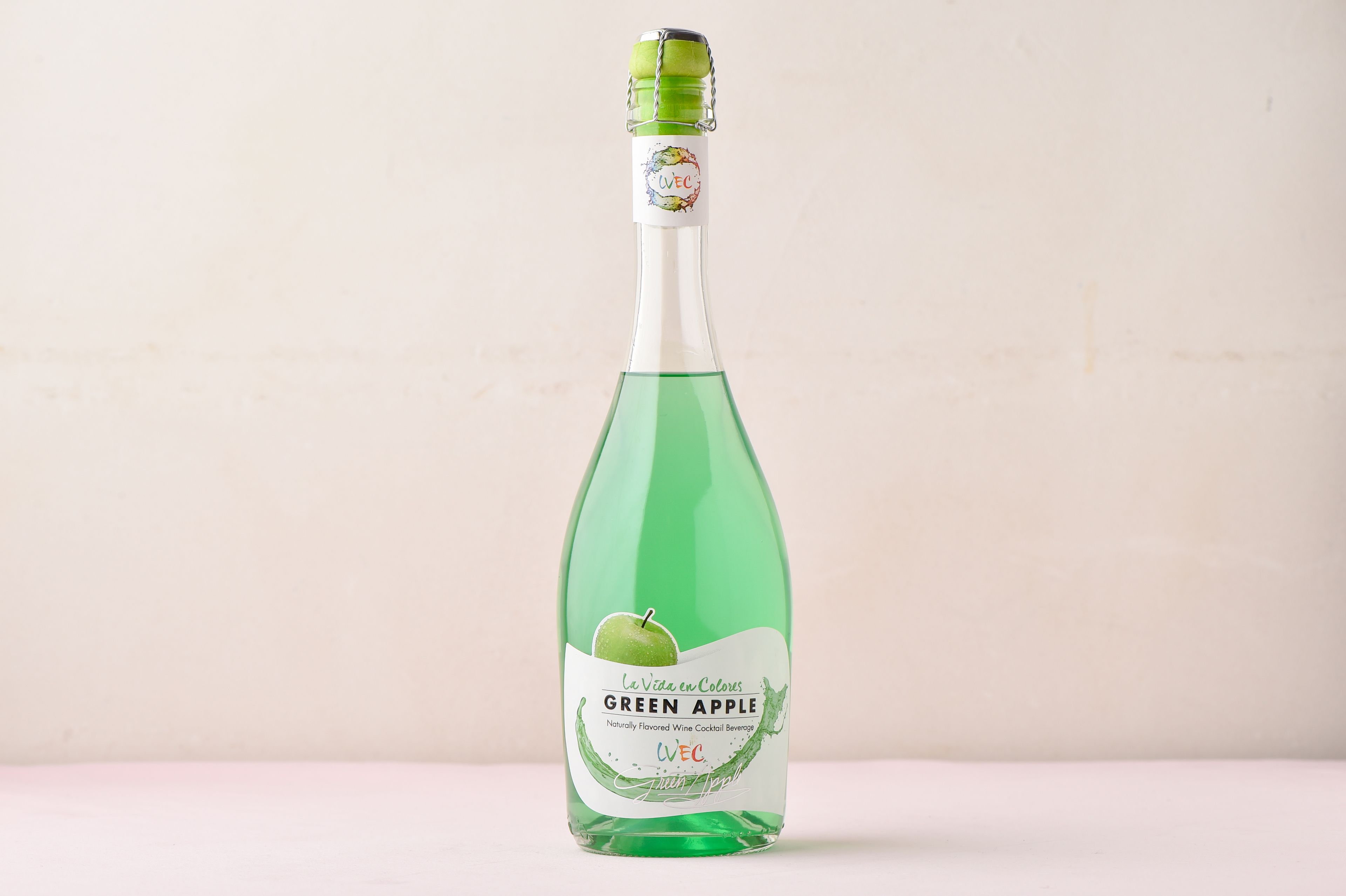 Uma garrafa de vinho de maçã verde com rolha.