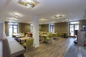 Pequeno-almoço tipo buffet diário (15.9 EUR por pessoa) 