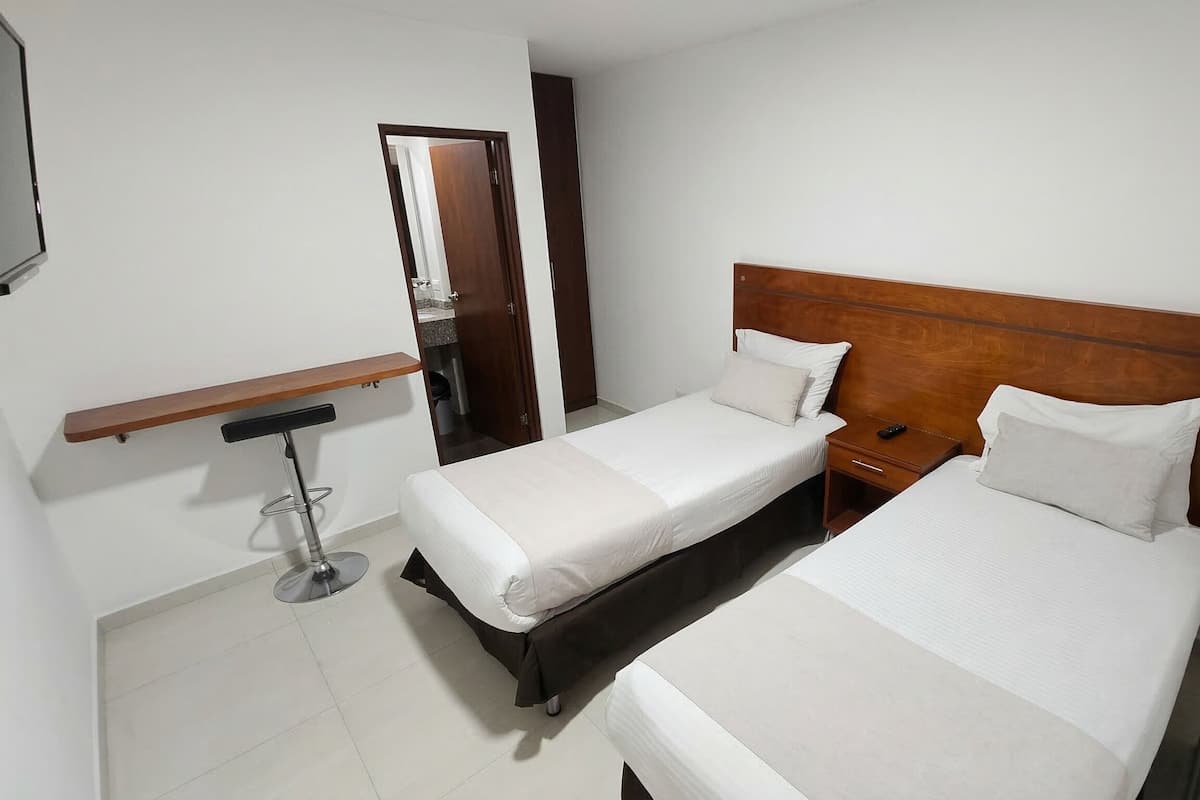 Quarto Twin Tradicional, 2 camas individuais, casa de banho privativa | Cofre no quarto, ferro/tábua de engomar, Wi-fi grátis