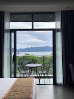 Quarto Deluxe | Cofre no quarto, com decoração personalizada, secretária