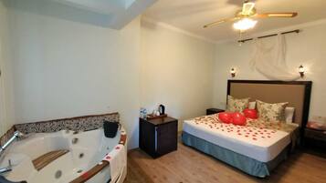 Quarto luxo, banheira de hidromassagem | Vista do quarto