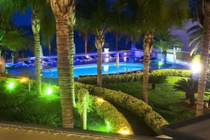 Piscina exterior, guarda-sóis, espreguiçadeiras