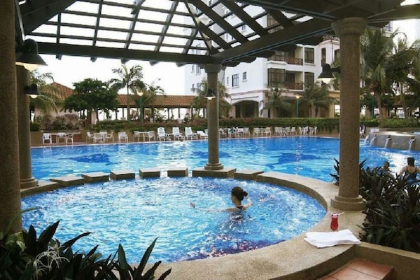 Piscina interior, 2 piscinas exteriores