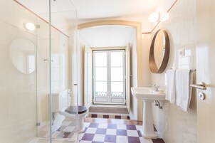 Suite | Casa de banho | Um polibã, artigos de higiene pessoal grátis, um secador de cabelo 