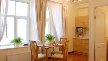 Estúdio Deluxe | Sala de estar | TV de ecrã plano