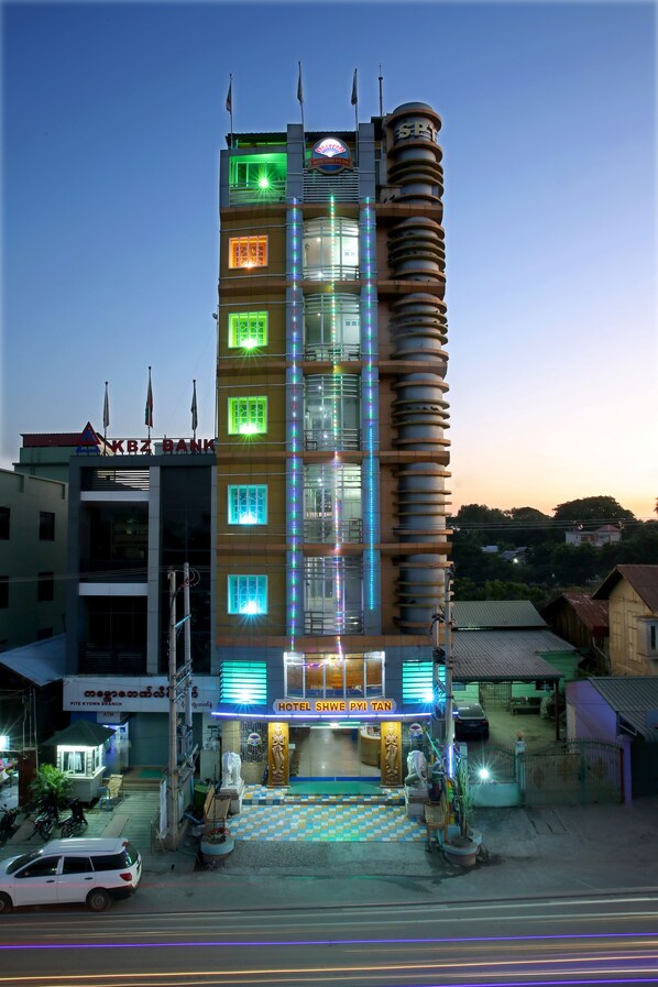 Fachada do alojamento (tarde/noite)