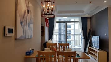 Apartamento, 2 quartos, vista para o rio | Refeições no quarto