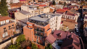Hotel com vários andares, design moderno, com varandas e grandes janelas.