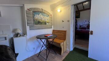 Quarto Romântico, junto ao jardim (Romance) | Com decoração personalizada, com mobília individualizada