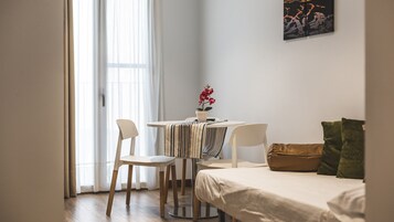 Quarto Triplo Superior | Com decoração personalizada, com mobília individualizada, Wi-fi grátis 