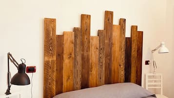Quarto casal econômico | Individualmente mobiliados, escrivaninha