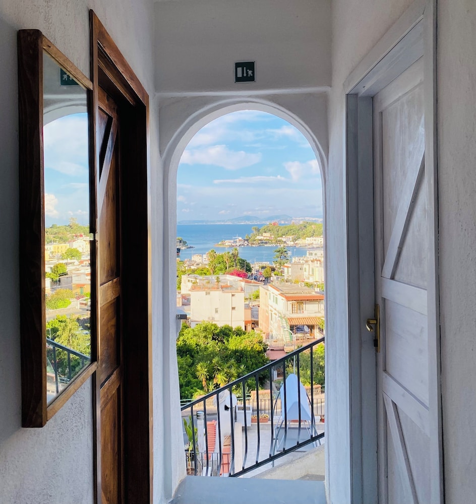 Black Market Hotel - Ischia