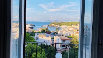 Quarto triplo superior, vista para o mar, na torre | Individualmente mobiliados, escrivaninha