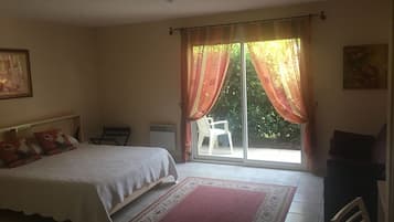 Quarto casal (Prune) | Escrivaninha, quartos à prova de som, berços grátis, Wi-Fi de cortesia