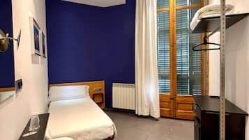 Quarto solteiro, banheiro compartilhado (Single bed) | Cofres nos quartos, berço de viagem, Wi-Fi de cortesia, roupa de cama