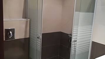 Apartamento Standard | Casa de banho | Toalhas fornecidas