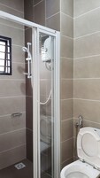 Quarto luxo, 1 cama King (Home Stay) | Banheiro | Chuveiro, chuveiro com efeito de chuva, produtos de toalete grátis 