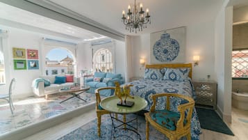 Quarto romântico, vista para a cidade | Cofres nos quartos, individualmente decorados